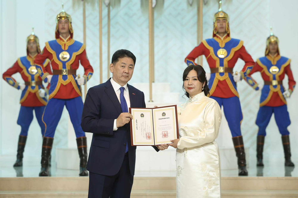 Монгол Улсын Ерөнхийлөгч Ухнаагийн Хүрэлсүх нэр бүхий эрдэмтэд Академич хэргэм хүртээлээ